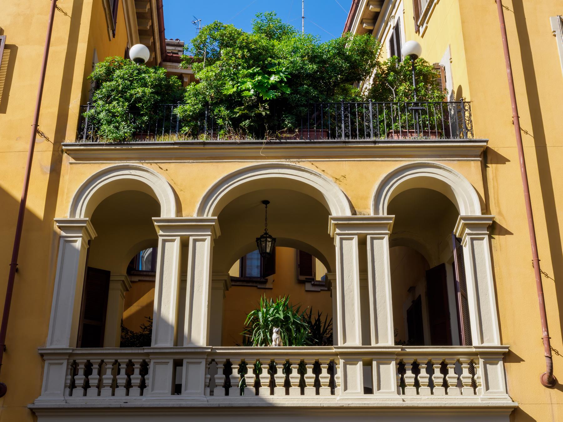 Le case a ringhiera di Milano: fascino tra i cortili storici | Italy ...